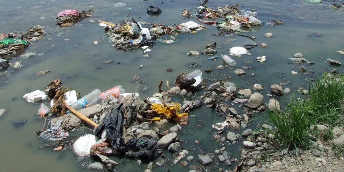 CONTAMINACIÓN DE AGUA