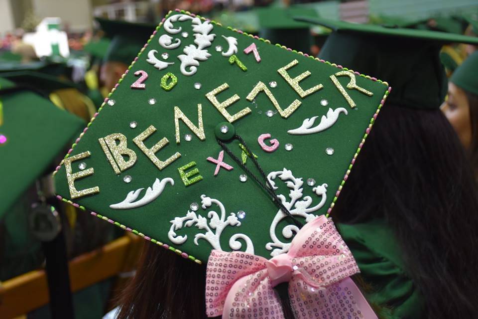 Creatividad en los birretes de la graduación del RUM | Metro