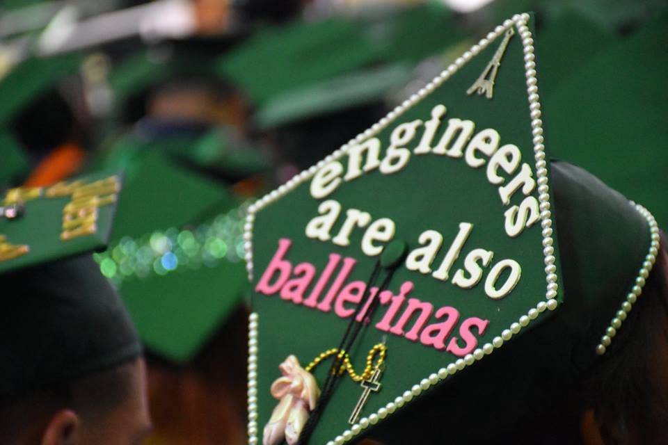 Creatividad en los birretes de la graduación del RUM | Metro