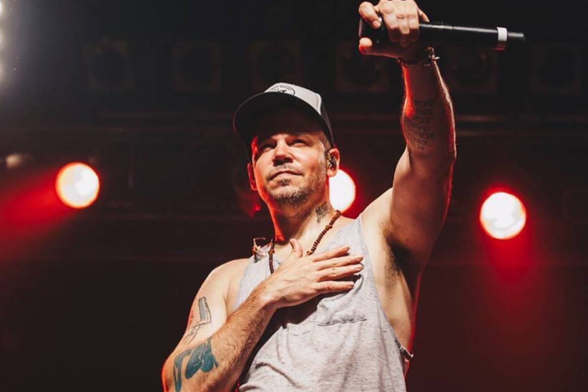 Residente demuestra cómo cuida de su hijo | Metro