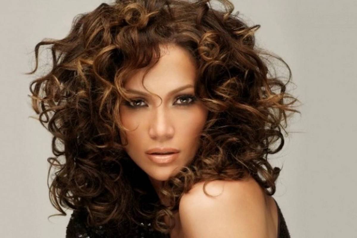 Te decimos cómo usar fleco con el cabello rizado y lucirlo increíble ...