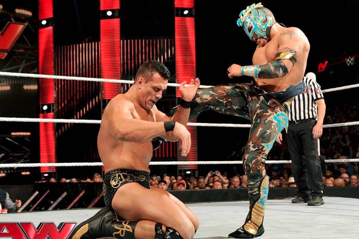 Kalisto recibe botella en plena lucha de WWE | Publimetro México