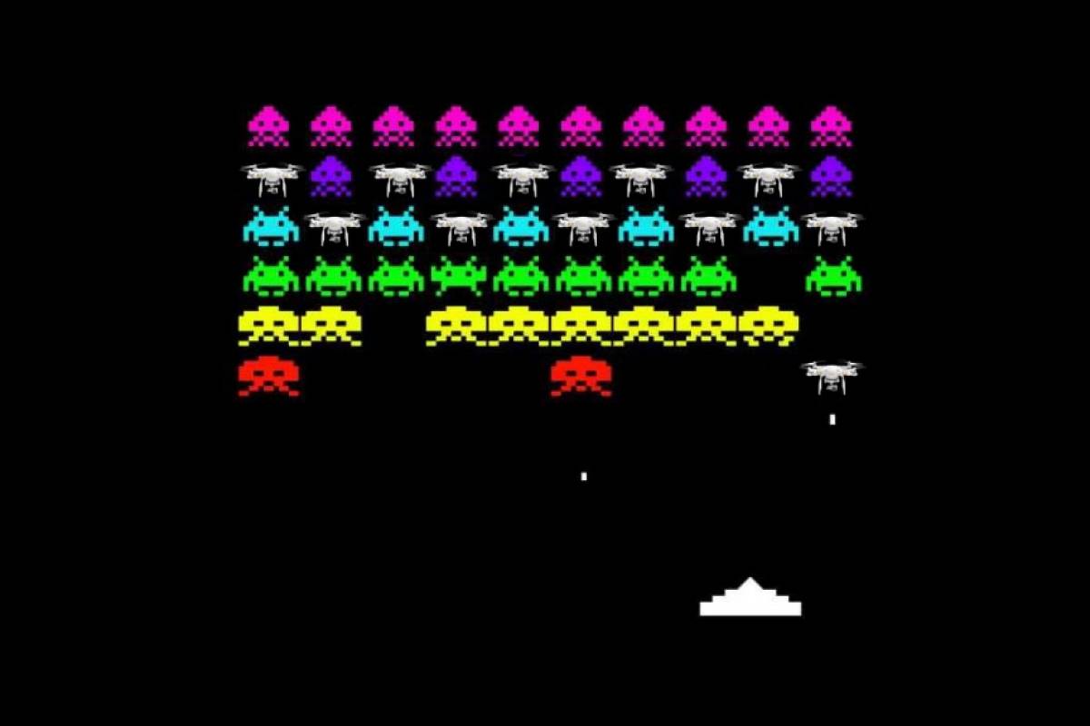 Alguien construyó un Space Invaders con drones y sillas