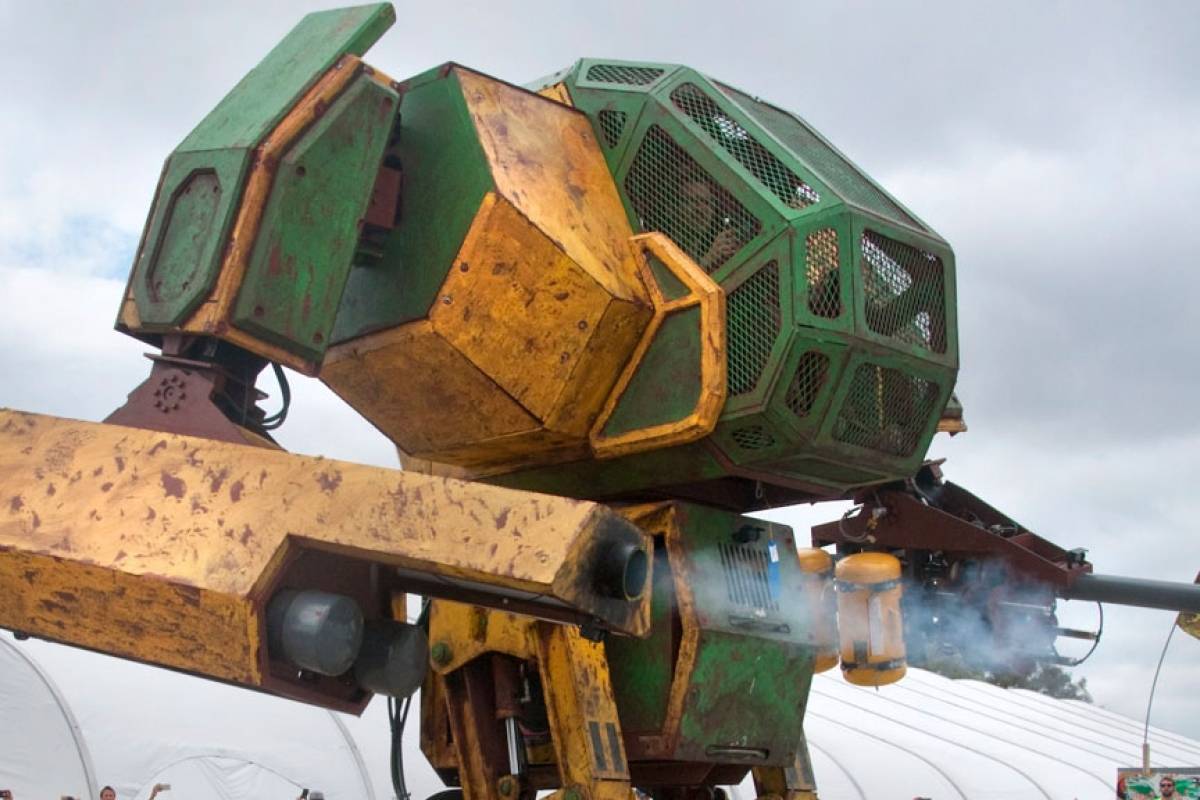 Megabot Mk II se presenta en el CES 2016 previo a su pelea de robots