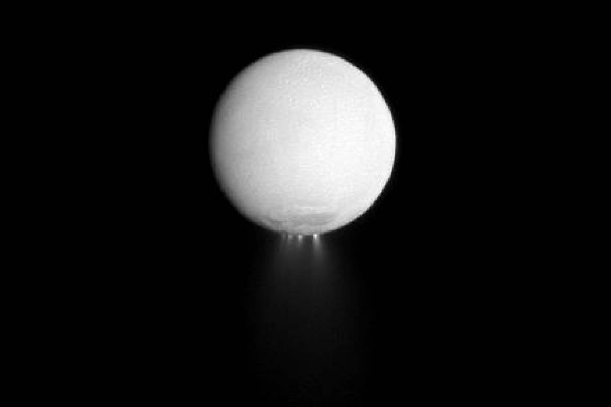 La luna Encélado le dispara agua a Saturno