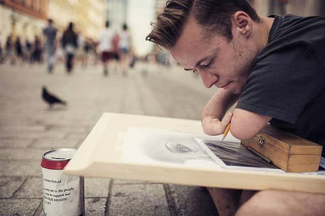 Los hermosos retratos de un artista que nació sin manos - Belelú ...