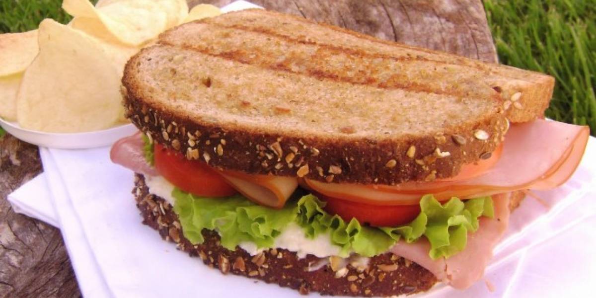Sándwich de jamón de pavo con verduras y crema - Sabrosía | Nueva Mujer