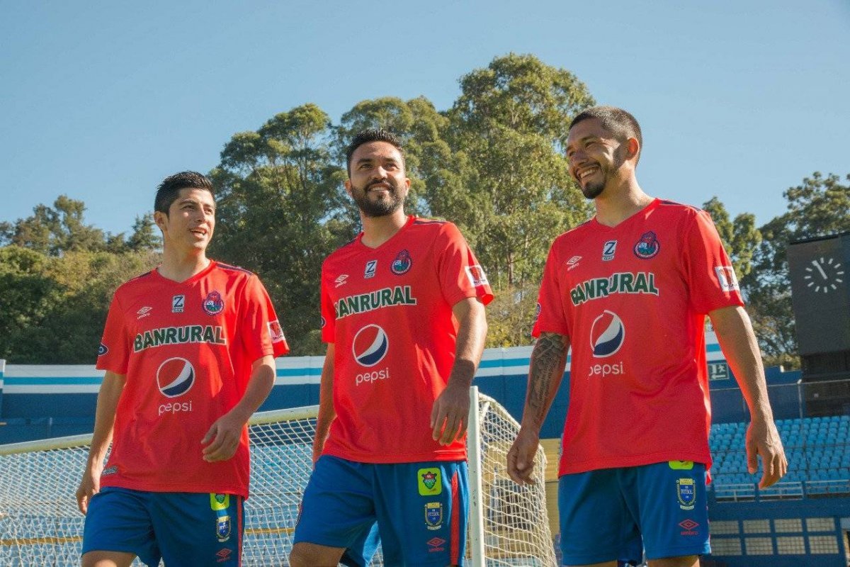 Se filtran las imágenes del nuevo uniforme de los rojos de Municipal ...