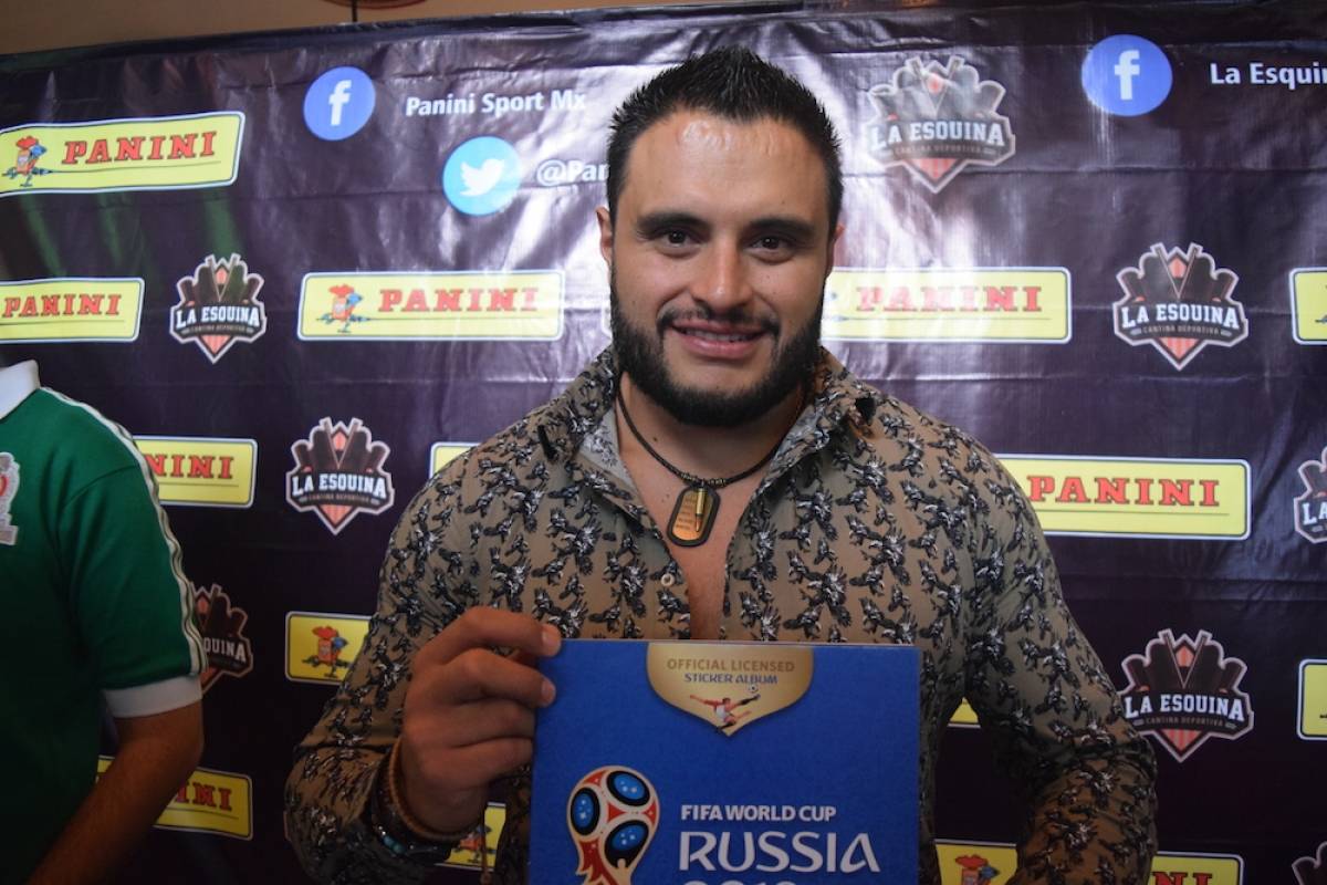 Texano Jr. también vive la fiebre del álbum del Mundial de Panini ...