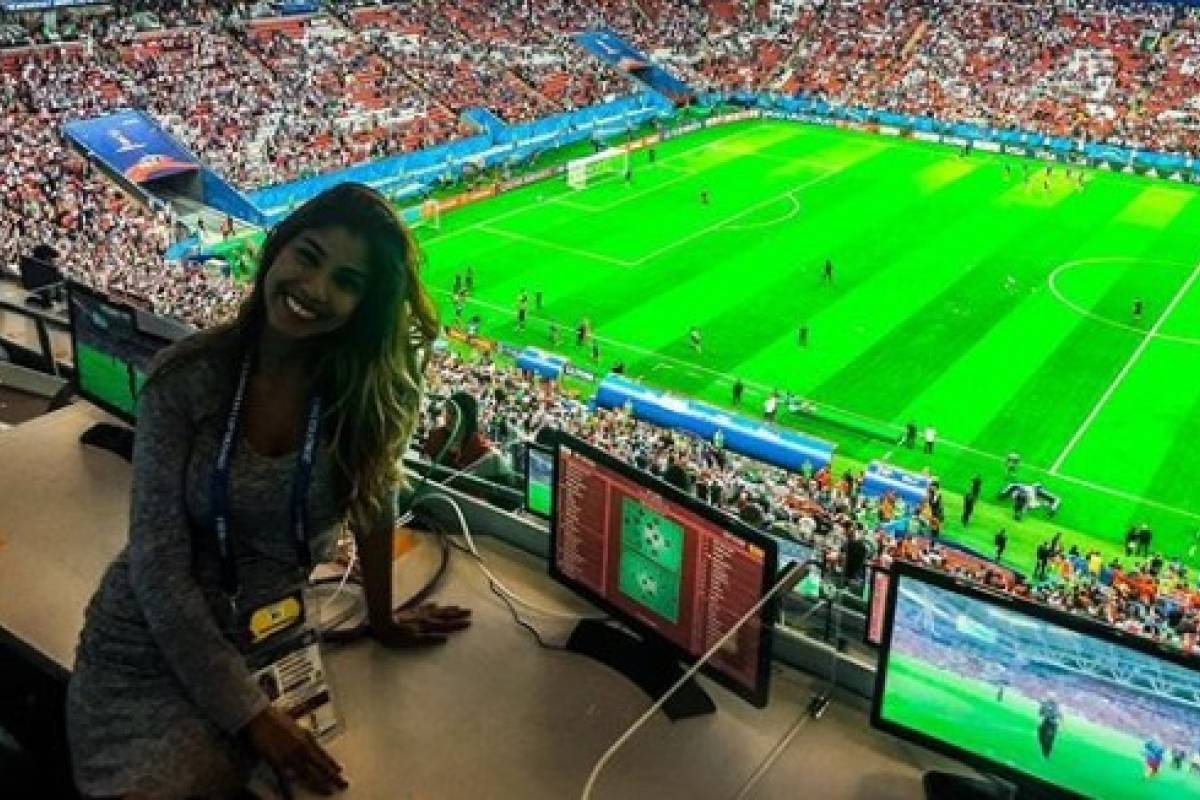 Julieth González Therán toca seno y dan beso reportera Mundial ...