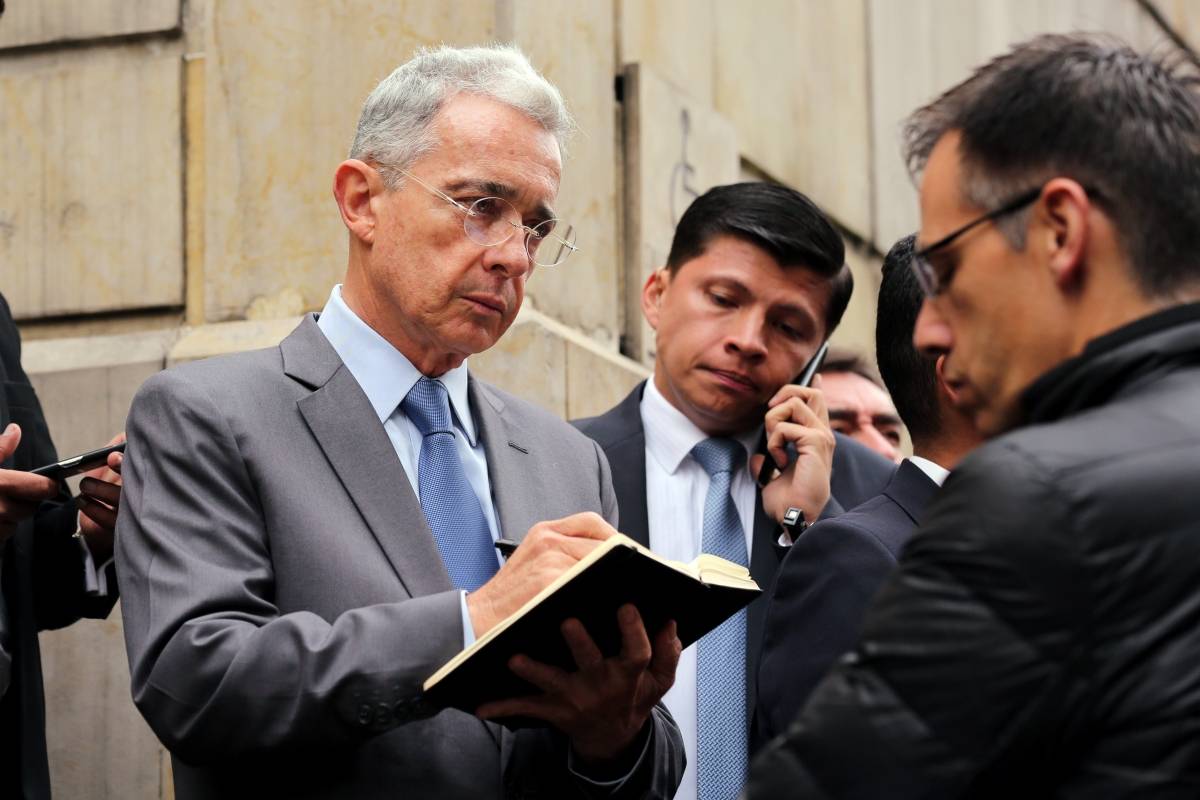 El meme por el que Álvaro Uribe se despachó contra "sus difamadores ...