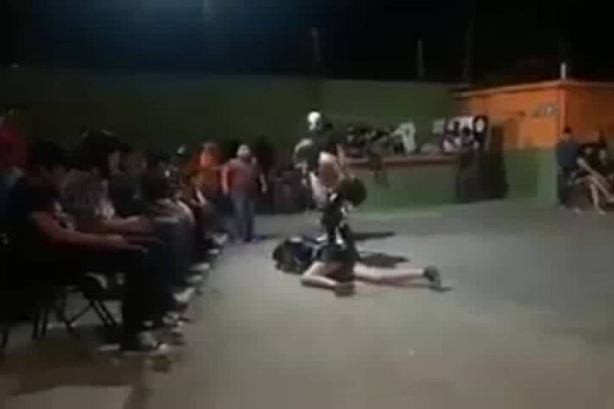 Luchadora se convulsiona tras sillazo en la cabeza | Metro