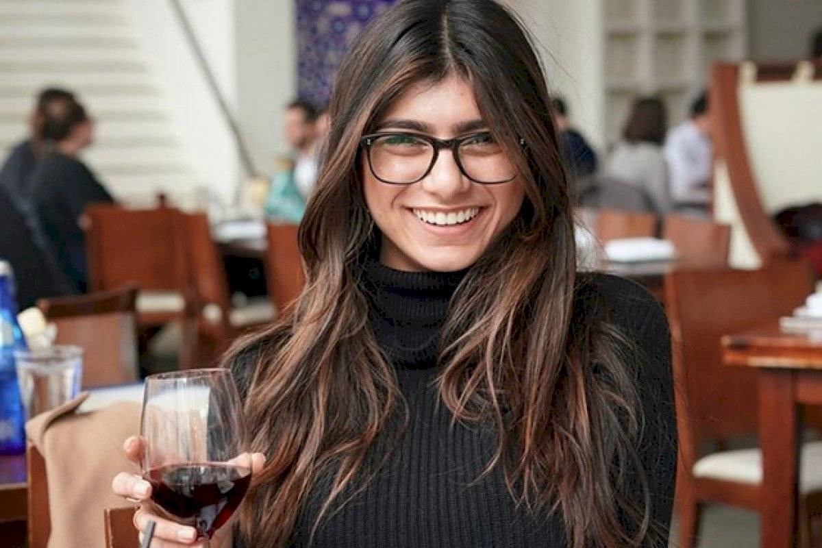 Mia Khalia se "baña en oro" y deja ver sus atributos | Metro