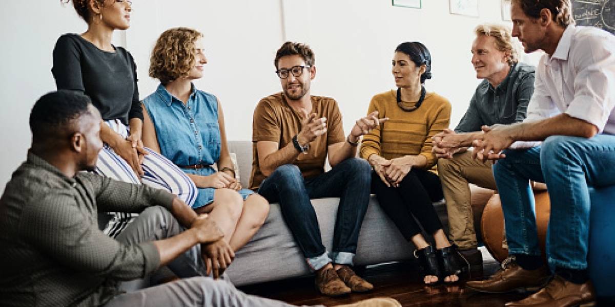 Es ella quien empieza la conversación y escribe primero, pero una vez ...