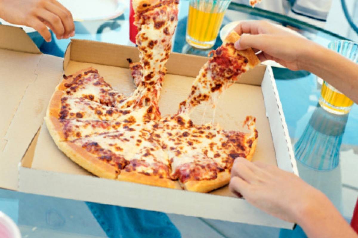 Escupió la pizza de sus clientes y ahora arriesga 18 años de cárcel por ...