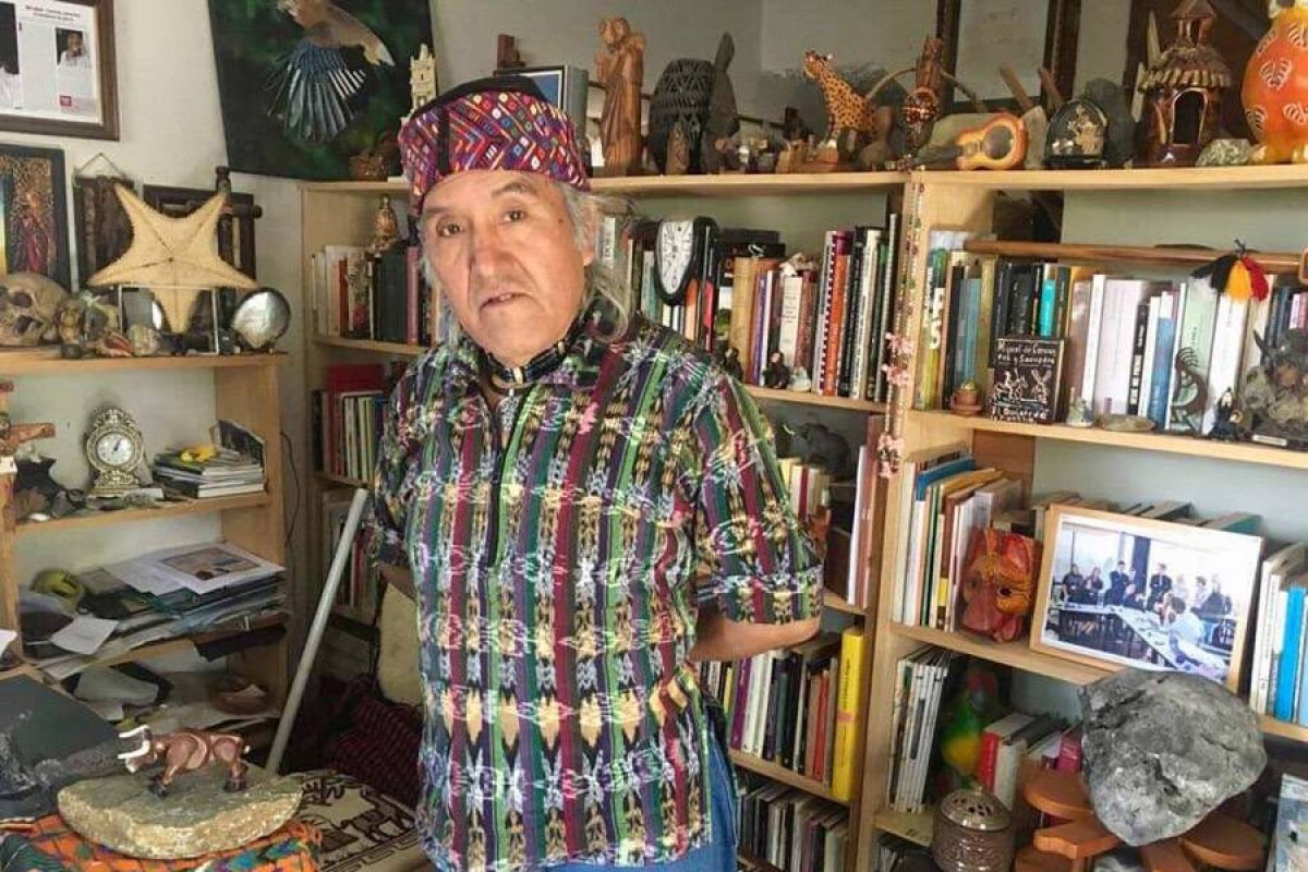 Los recordados versos del poeta Humberto Ak’abal, fallecido ayer ...