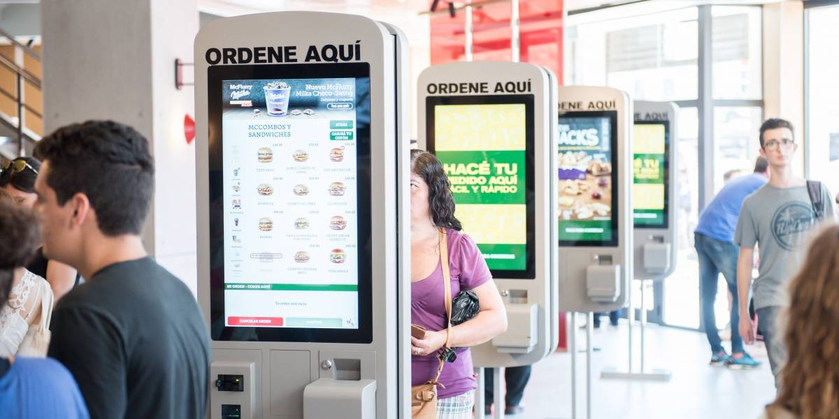 Instalan kioskos digitales de autoservicio para comida en el aeropuerto ...
