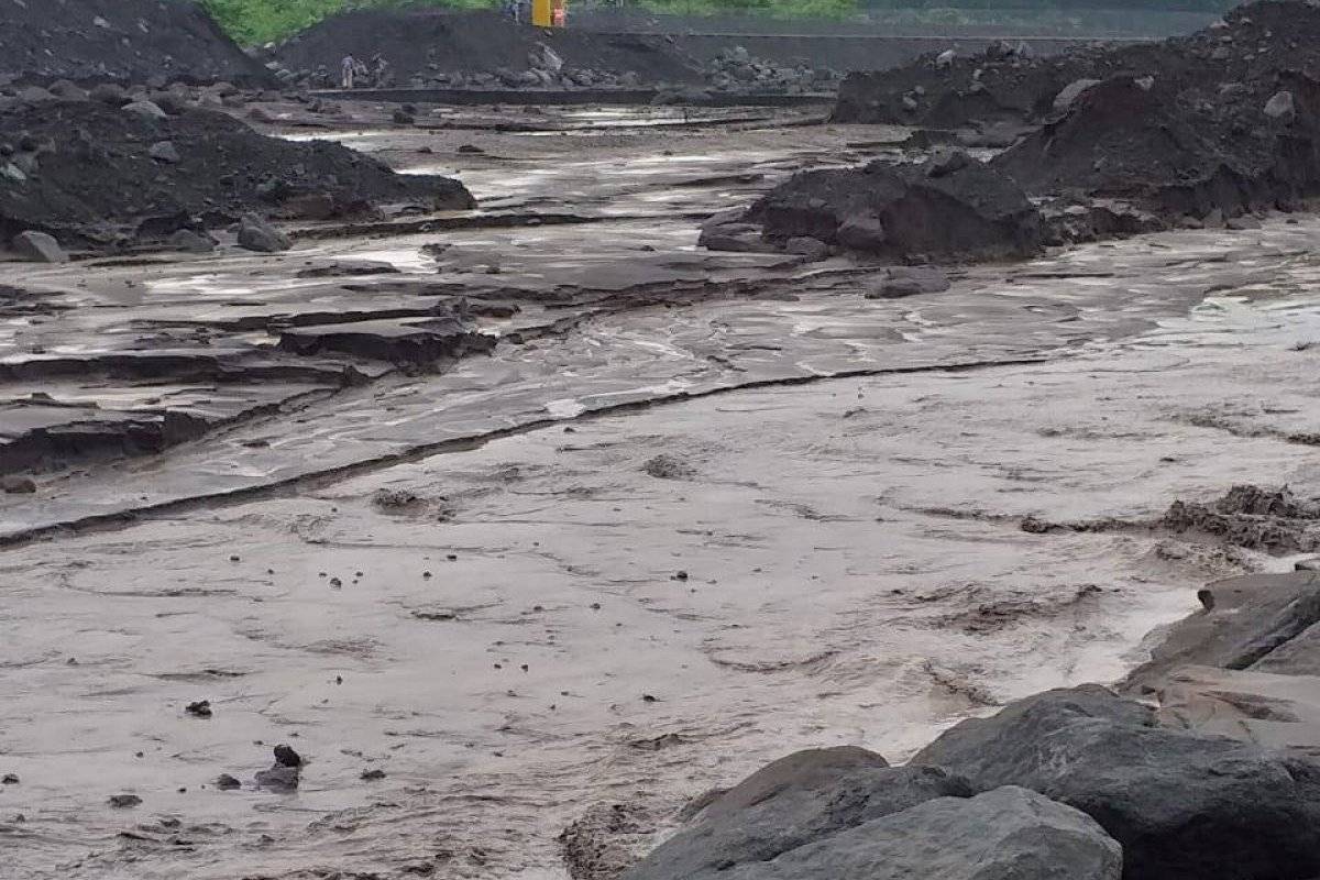 Lluvia genera descenso de lahares del volcán de Fuego | Publinews