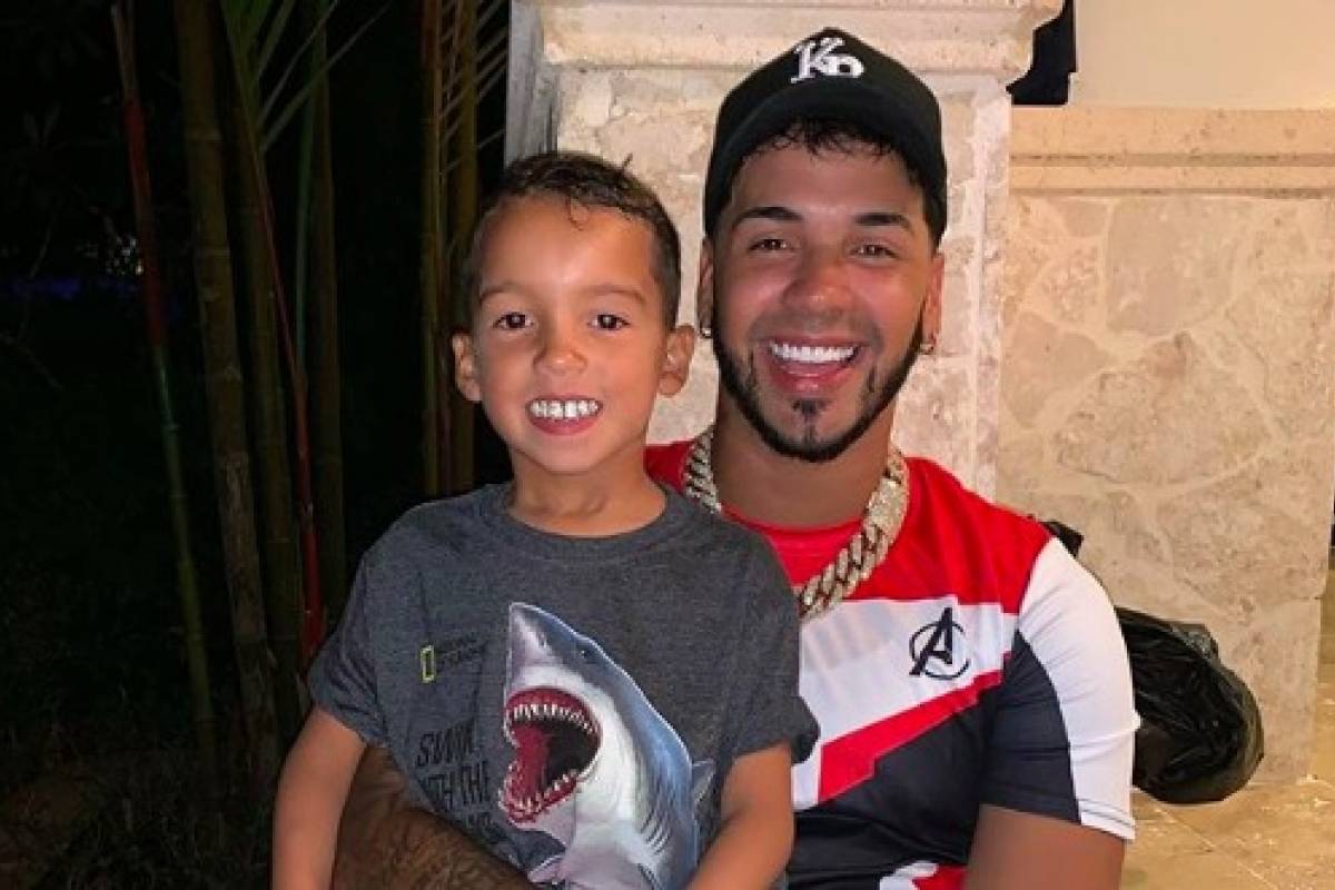 Anuel asegura que le está enseñando a su hijo a ser mejor persona que él