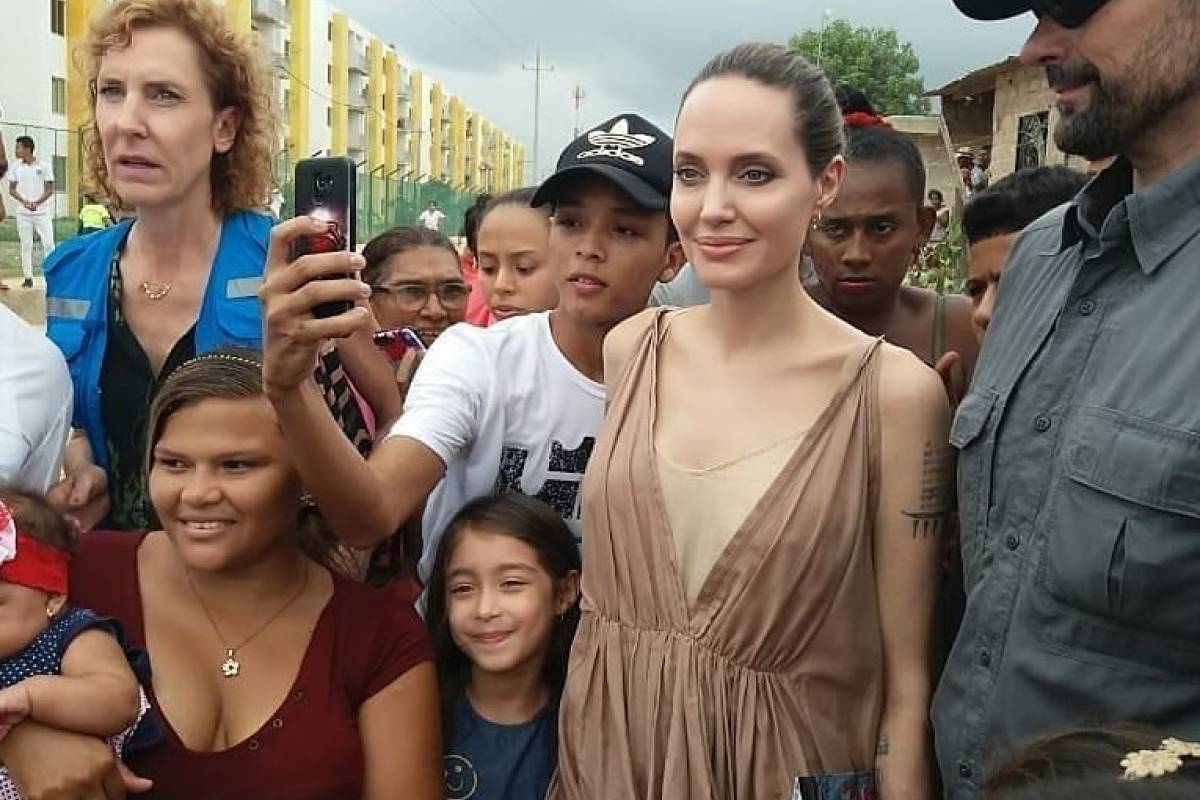 Angelina Jolie visita Colombia y todos quieren una foto con ella ...
