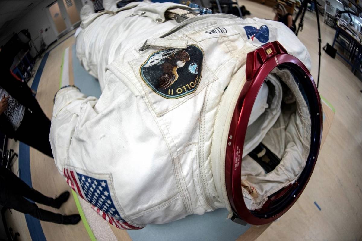 La inevitable desintegración del traje del astronauta Neil Armstrong ...