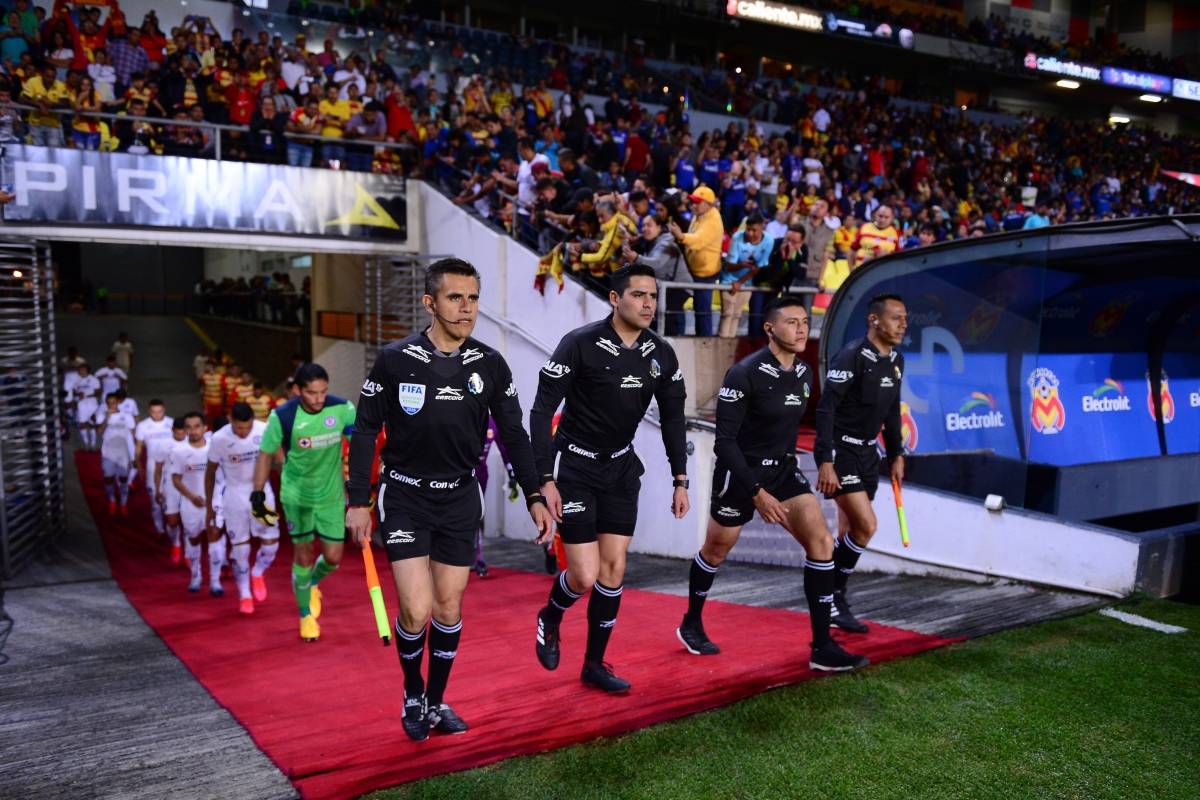 VIDEO: Cuarto árbitro se equivoca en cambio durante el Monarcas-Cruz ...