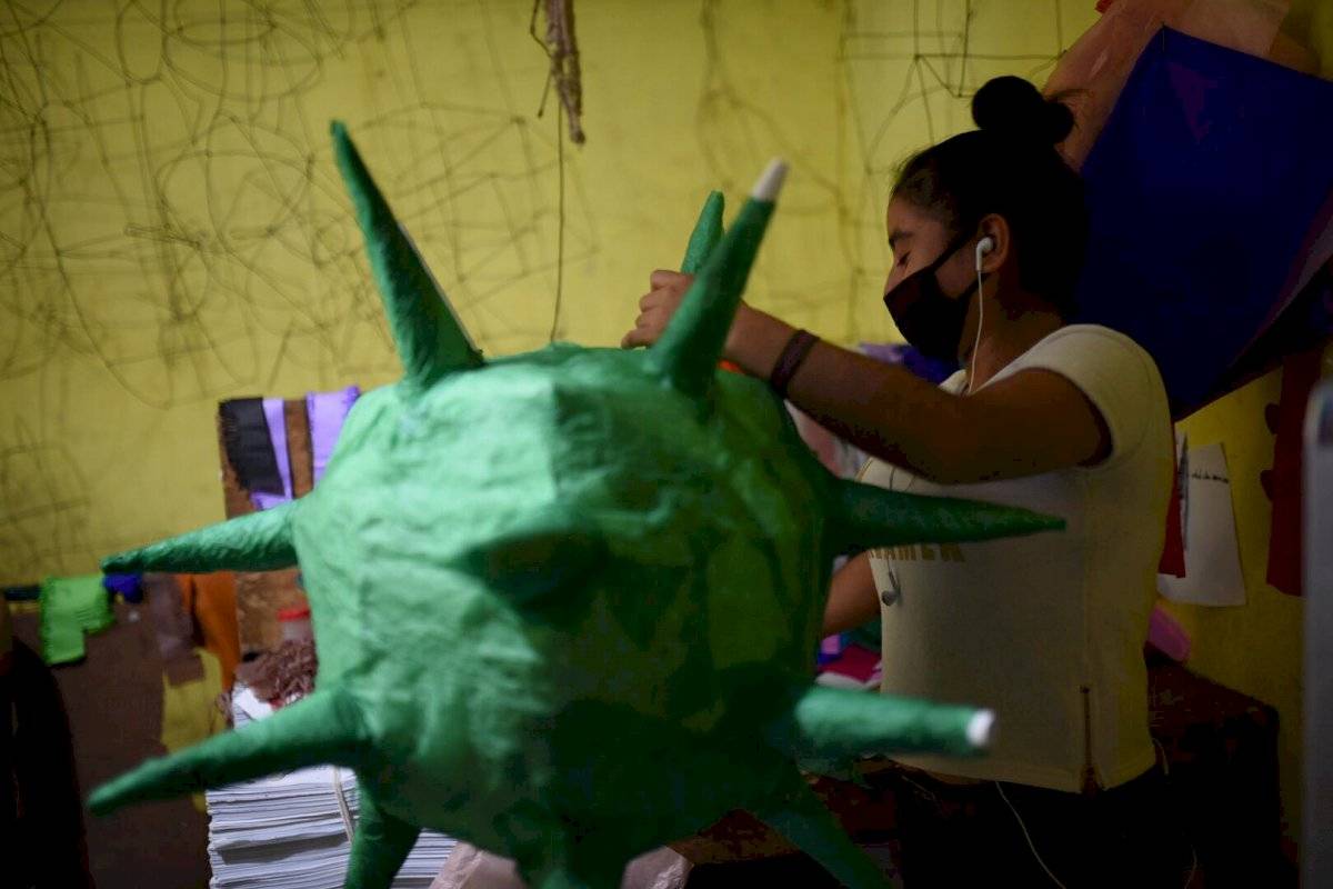 Piñatas de coronavirus piden algunos clientes en piñaterías del Parque ...