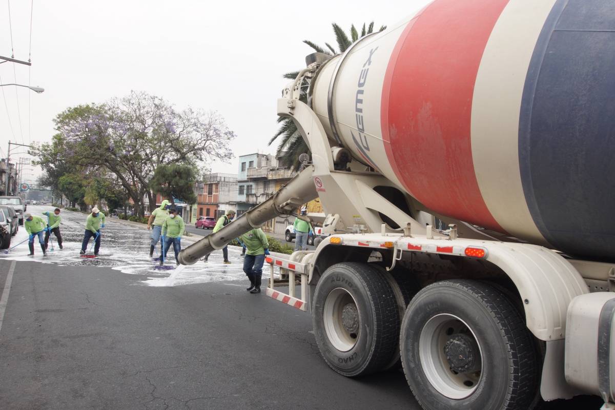 Utilizan camiones revolvedores de concreto para desinfectar varias ...