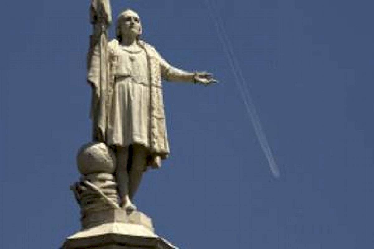 Queman y arrojan a un lago estatua de Cristóbal Colón en Estados Unidos ...