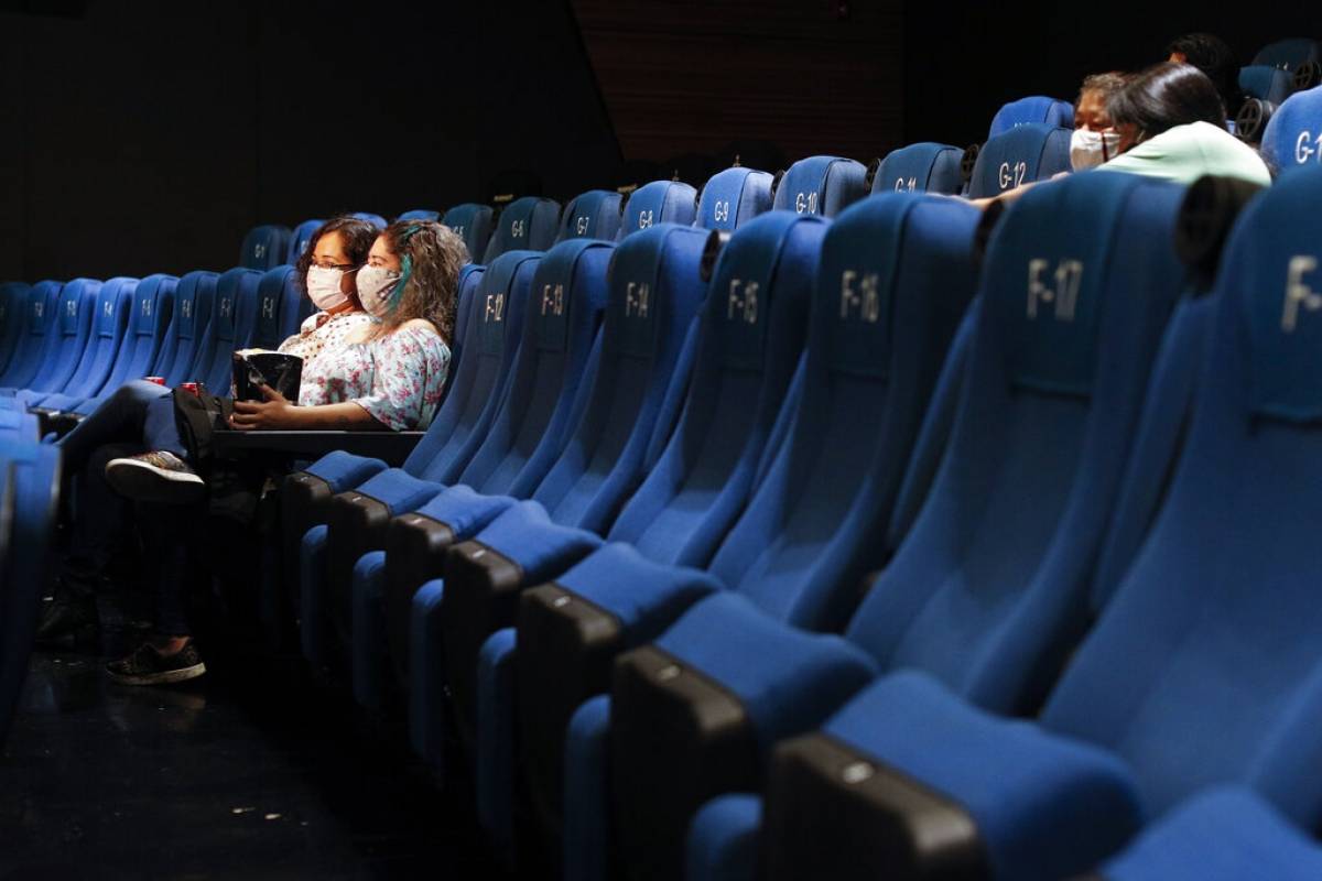 Llegan los primeros valientes tras reabrir los cines en México | Metro