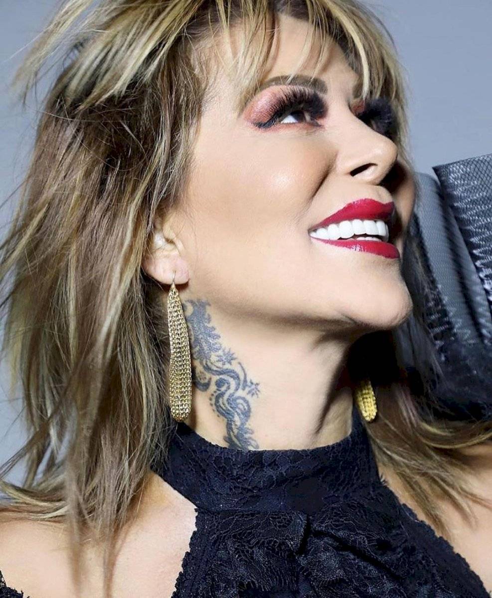 Alejandra Guzmán engalana su belleza en un look navideño de mini falda ...