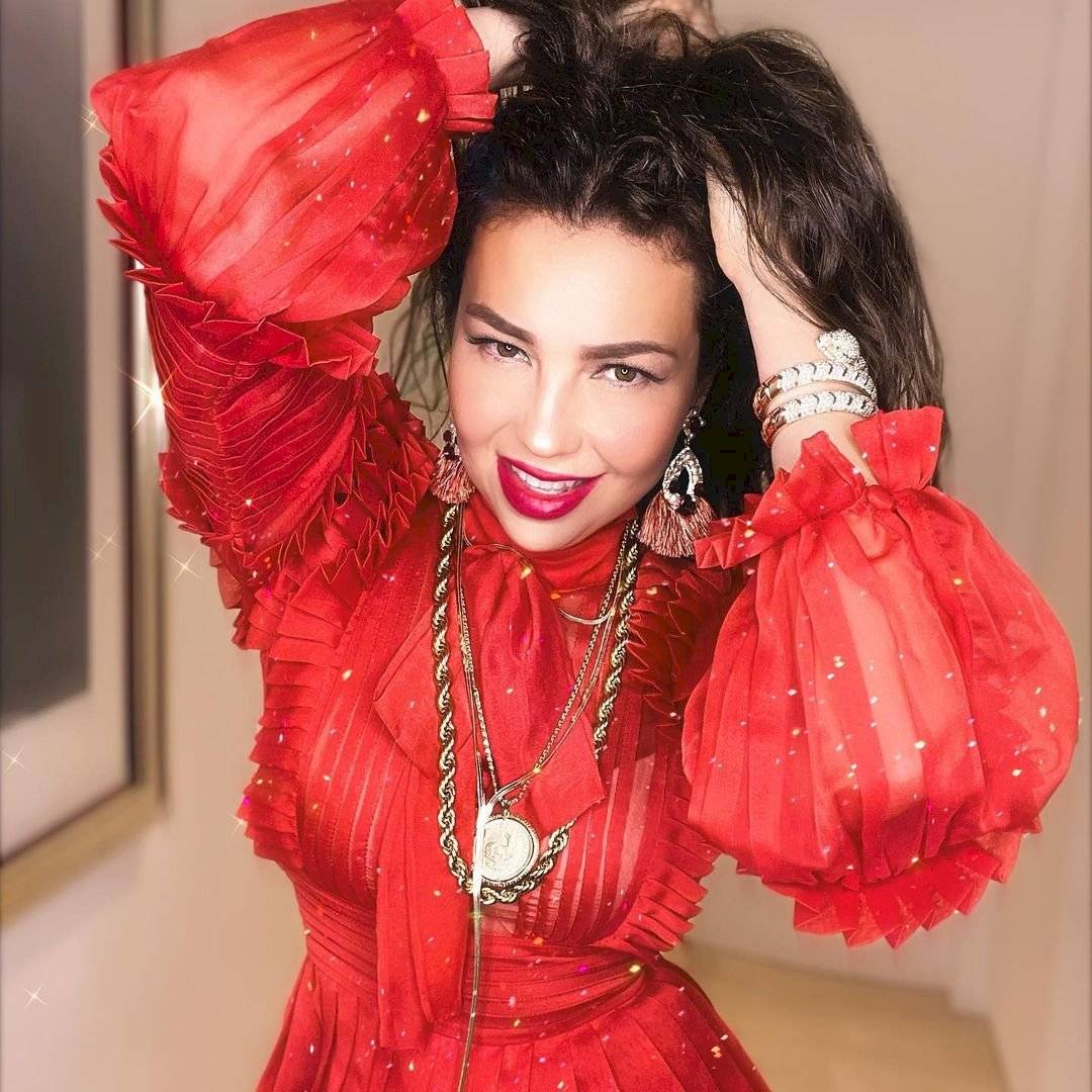 Thalia se luce en Navidad con un outfit de gala en un romántico vestido ...