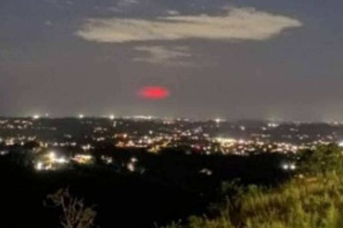 Reportan avistamiento de luz roja en el cielo en varios pueblos de la ...